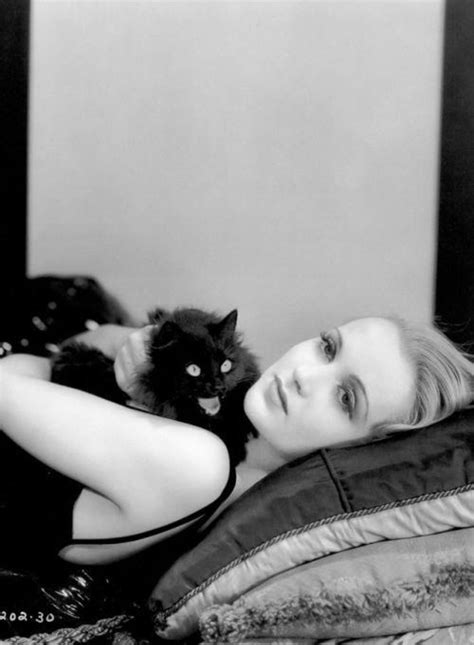 30 Vintage Photos Of Old Hollywood Actresses Posing With Their Beloved