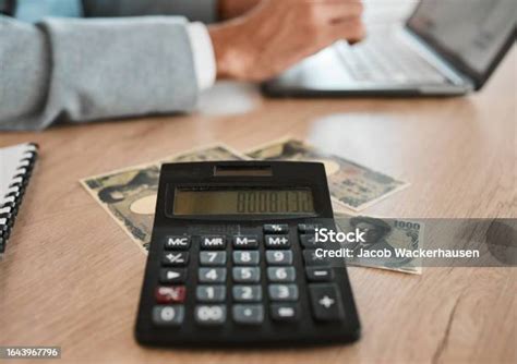 계산기 돈 그리고 예산 저축 및 세금을 위한 노트북이 있는 회계사의 손 컴퓨터 감사 및 금융 부기 및 투자 이익 또는 청구서에 대한 위안화 현금을 계산하는 사람 25 29