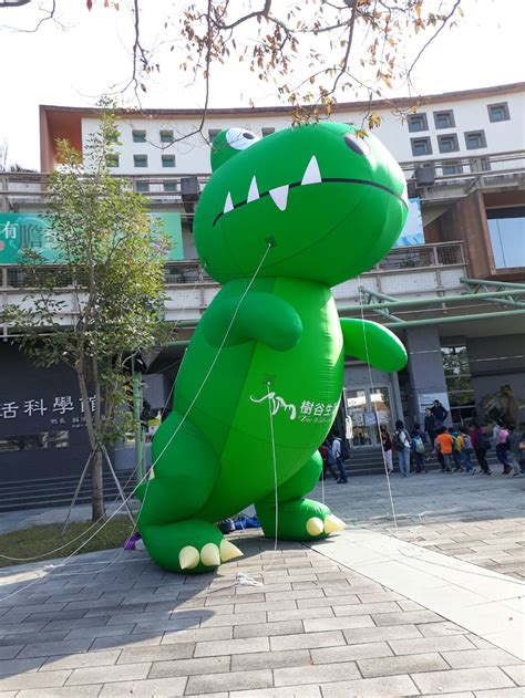 敦品國際教育 咦🤔🤔 兩天不見樹谷的吉祥物爆爆龍🦖怎麼突然長大了😱😱