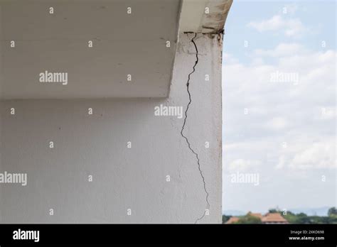 High Rise Building Structure Wall Cracks Due To Non Standard Construction And Earthquakes