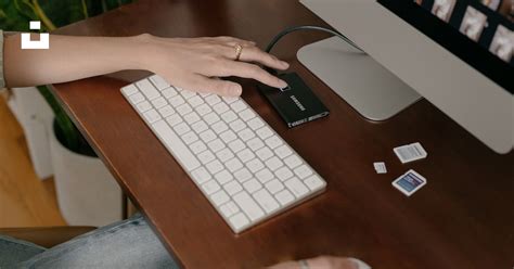 Foto Una Persona Escribiendo En Un Teclado Imagen Hardware Gratis En