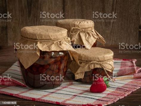 겨울 동안 보존 된 주방 수건과 신선한 열매에 잼의 닫힌 항아리 0명에 대한 스톡 사진 및 기타 이미지 0명 건강한 식생활 꽃병 Istock