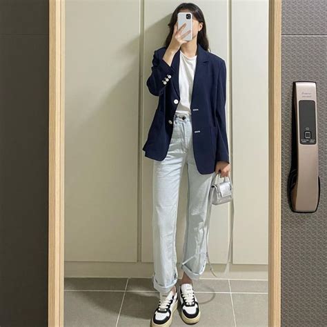 20대 직장인 출근룩 데일리룩 On Instagram 데일리룩 코디 네이비 자켓에 연청 데님이 이렇게 예쁠 일 💙