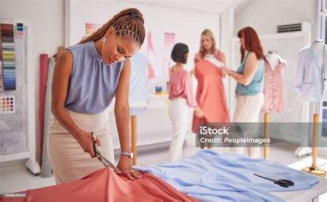 디자이너 직물 및 스튜디오 중소기업 또는 가위로 일하는 흑인 여성을 위한 작업장에서 절단 창조적 인 여성 고객 주문 또는 패션을위한 디자인 옷 또는 비전을 가진 스타트 업