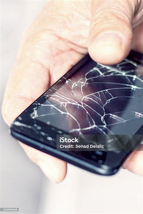 깨진 화면이 있는 고장난 스마트폰을 손에 들고 바쁜 도시 환경에서 좌절감을 반영하는 것 0명에 대한 스톡 사진 및 기타 이미지 0명 Brand Name Smart