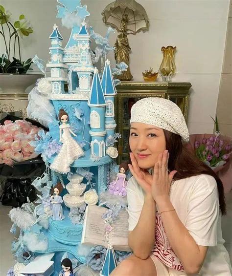 51岁杨钰莹被曝工地演出！现场简陋，“玉女掌门人”落魄成这样？