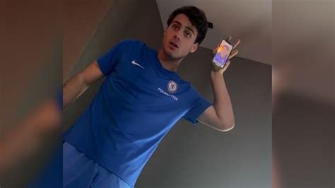 El vídeo viral de TikTok que muestra el problema del efecto espejo en los selfies Yo me veo