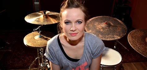 Rush Confira A Técnica Da Baterista Anika Nilles Na Performance De