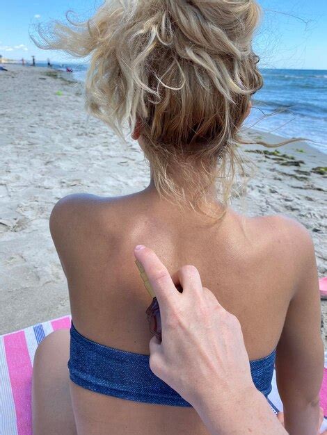 Premium Photo Applying Sunscreen On The Beach Close Up