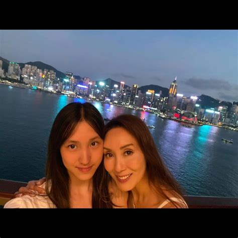 郭可盈晒愛女視角放閃照！吊帶look與老公林文龍做一舉動晒恩愛 望住靚景拍拖 星島日報
