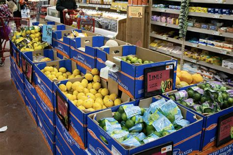 How Trader Joes Branding Style Made The Grocery Chain Beloved The