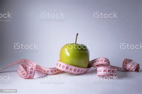 녹색 사과 위에 빨간 측정 테이프 다이어트와 건강한 삶 체중 감소 개념 맨 위 보기입니다 공간을 복사합니다 격리 흰색 배경 과체중에 대한 스톡 사진 및 기타 이미지 Istock