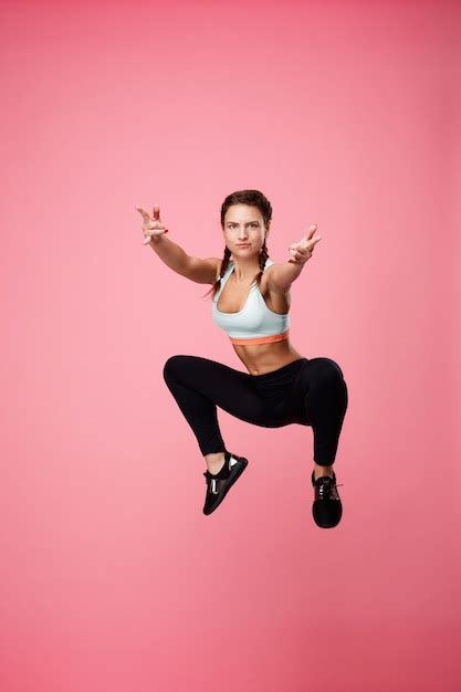 Freudige Junge Frau Im Modesport Outfit Springt Hoch Kostenlose Foto