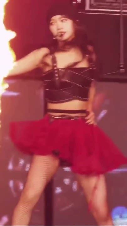 가죽 탱크탑 망사 팬티스타킹 찰랑이는 허벅지 르세라핌 김채원 Youtube