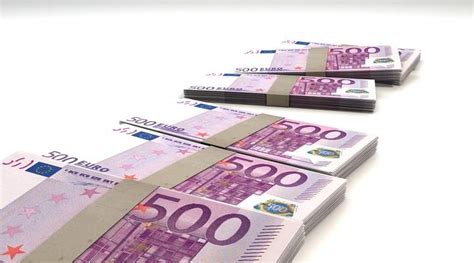 الديوانة الكشف عن عمليات تهريب مبالغ من العملة الأجنبية بقيمة 200