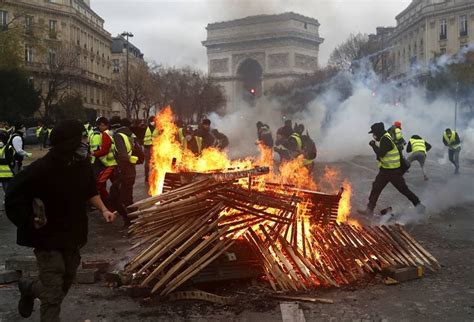 Protestos violentos na França fecham a Torre Eiffel e Museu do Louvre Metrópoles