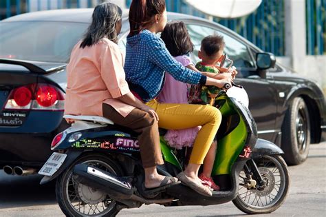 機車載小孩背巾、踏板全不行，媽媽出門好困難！ 媽媽經｜專屬於媽媽的網站