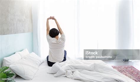 매력적인 미소를 지은 젊은 행복한 아시아 한국 남자의 초상화는 실내 아파트 침실에 누워 자고 있다 아시아 남자는 복사 공간이
