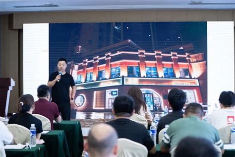 宠物店的比熊犬造型是怎么修剪出来的？培训维宠宠物导航网