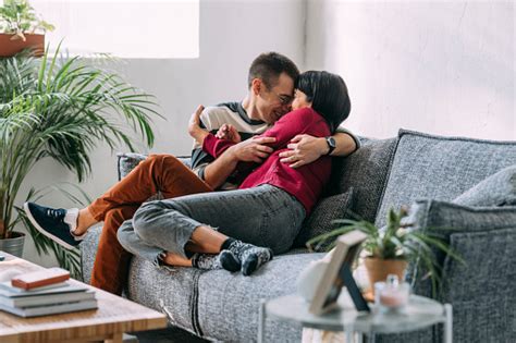 Pasangan Menikmati Kebersamaan Sambil Duduk Di Sofa Meringkuk Foto Stok Unduh Gambar Sekarang