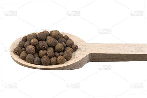 木勺上的多香果孤立在白色背景上