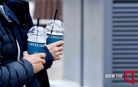 포토 차가운 음료를 손에 들고 아시아경제
