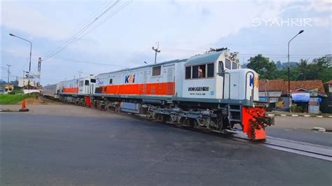 Double Traksi Kereta Api Luar Biasa Perlintasan Nagreg YouTube