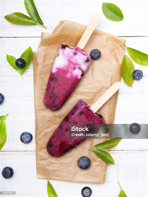 맛 있는 수 제 블루베리 아이스크림 흰색 나무 배경 유기 과일 아이스입니다 건강한 식생활에 대한 스톡 사진 및 기타 이미지 건강한 식생활 과일 냉동 요구르트 Istock