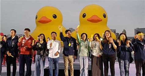 黃色小鴨展期最後一天！雙鴨繞高雄港巡禮 上萬民眾不捨喊「掰掰鴨」 生活 Ctwant