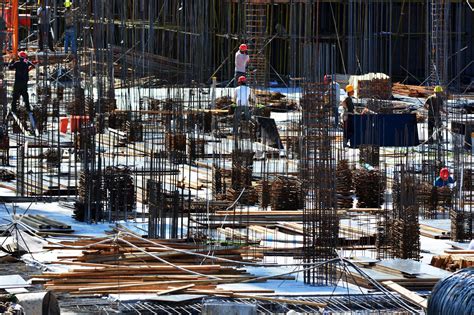 建筑工地上忙碌的建筑工人原创摄影 建筑工人 建筑工地 摄影 新浪新闻