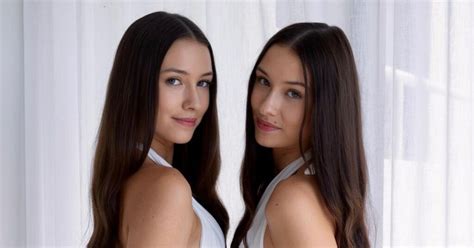 Tweelingzussen April En Amelia Delen Alles Zelfs Mannen