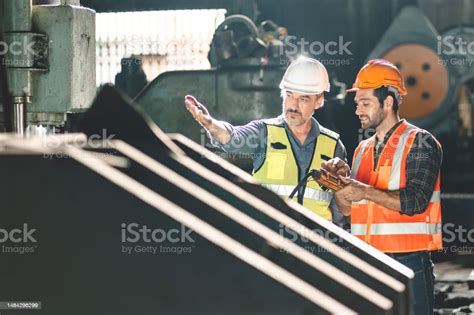 산업 공장의 유지 보수 건설 장비에 종사하는 안전 하드 모자를 가진 전문 기술자 엔지니어 생산 기술의 제조 직업 직업을 가진 검사 남자 전기공에 대한 스톡 사진 및 기타