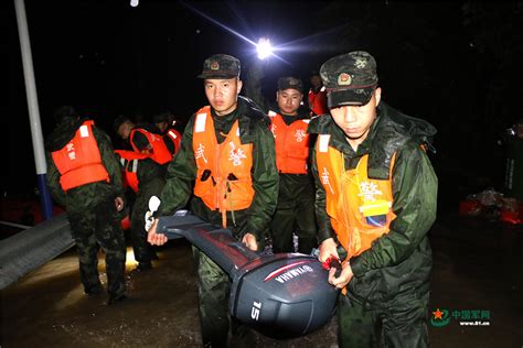 村民被困洪水中，武警冲锋在一线救援 中国军网