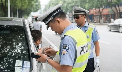 四个大人两个小孩算超载吗？超载一个小孩怎么处罚？人数