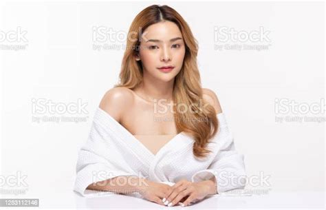 깨끗하고 신선한 피부 행복과 긍정적 인 감정으로 쾌활한 카메라 미소를 바라보는 아름다운 아시아 여성 흰색 배경에 고립 된 뷰티