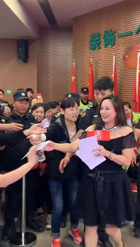 Li Tingyis Commercial Performance In The Mainland Is Making Moneyfat Fat With A Double Chin