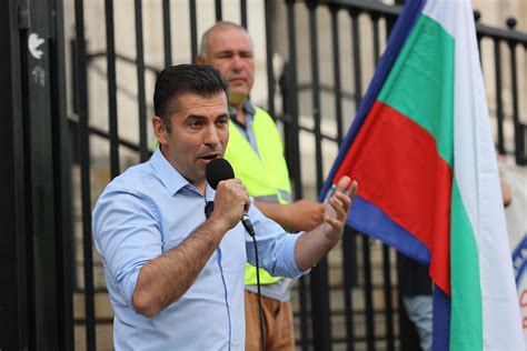 ХИТ В МРЕЖАТА Събират всички бисери на Киро в Кирчевица СНИМКИ Информационна агенция ПИК