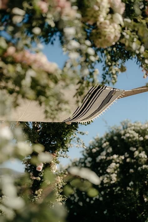 A Sassi Holford Bride For A Rustic Summery Jewish Wedding In Portugal Smashing The Glass