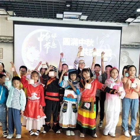 我们的节日·中秋 民族团结一家亲 共绘最美同心圆月饼