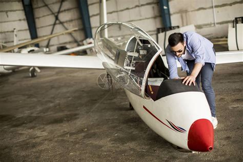 英俊的年轻飞行员在飞行前在机库检查他高清图片下载 正版图片505391021 摄图网 英俊的年轻飞行员在飞行前在机库检查他高清图片下载 正版图片505391021 摄图网
