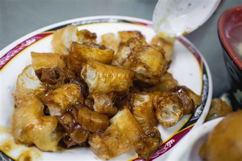 台南肉燥飯【余土伯鮮魚湯】安南區美食鐵皮屋裡頭的肉燥飯在地人才知道自製肉燥油條飯佐魯蛋超誘人的拉