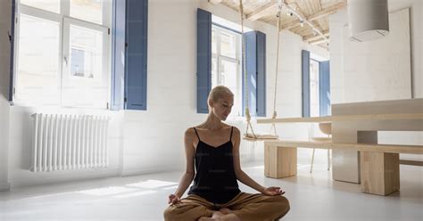 젊은 세련된 여자는 집에서 현대적인 밝은 거실에서 요가를 명상하고 연습합니다 마음 챙김 현대 가정에서 차분한 느낌 사진 Unsplash의 요가 이미지