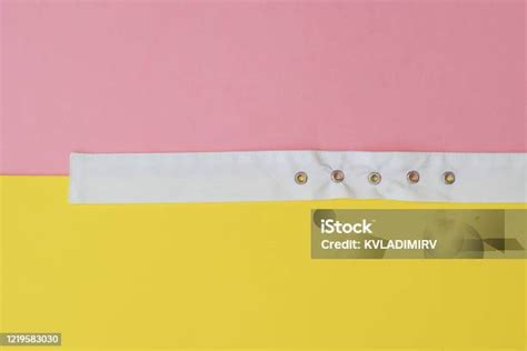 노란색과 빨간색 표면을 분리하는 흰색 벨트 차별화의 개념 금속에 대한 스톡 사진 및 기타 이미지 금속 노랑 러시아