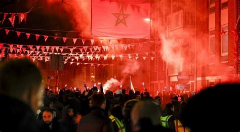 Марокканцы радуются победе и громят голландские города Наталья