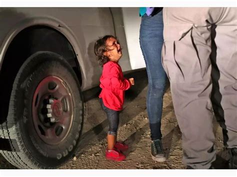 عکس‌های تکان دهنده و تصویری از دختران گریان مکزیکی