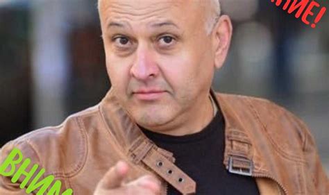 Актьорът Стефан Рядков излиза на сцената на МДТ в представлението “Не