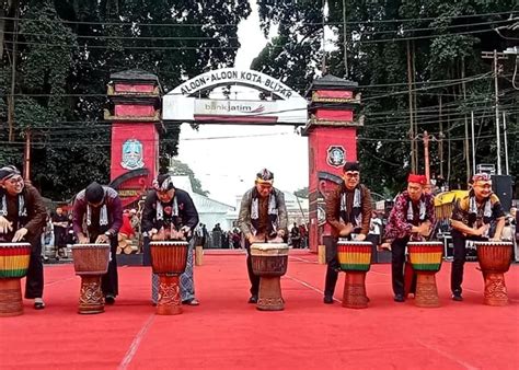 Menko PMK Muhadjir Resmi Buka Bazar Blitar Djadoel 2023