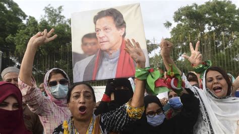Pakistans Ex Premier Khan Wegen Geheimnisverrats Angeklagt — Rt De