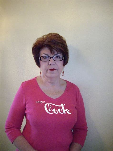 Foto De Sandy Wards 36dd Tits Stretching Her Pink Top That Says She