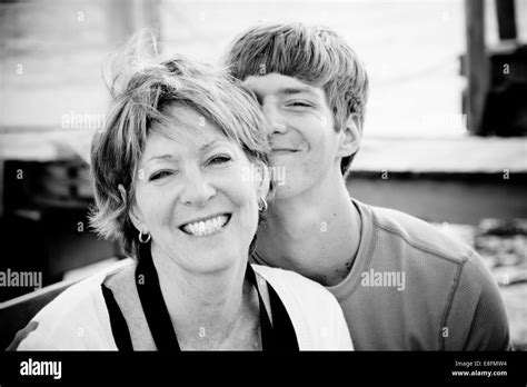 Junge mutter und sohn Schwarzweiß Stockfotos und bilder Alamy